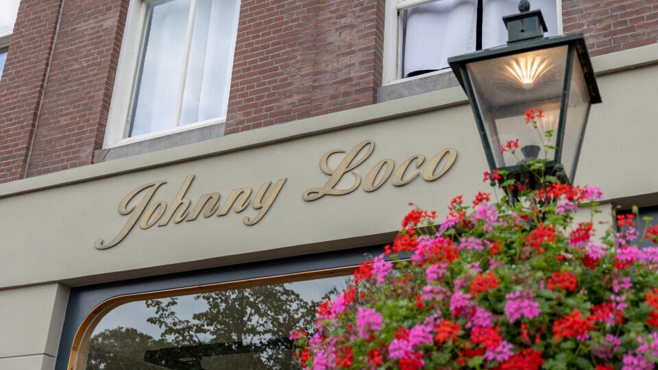 Johnny Loco hat einen eigenen Brandstore in Den Haag, Niederlande.